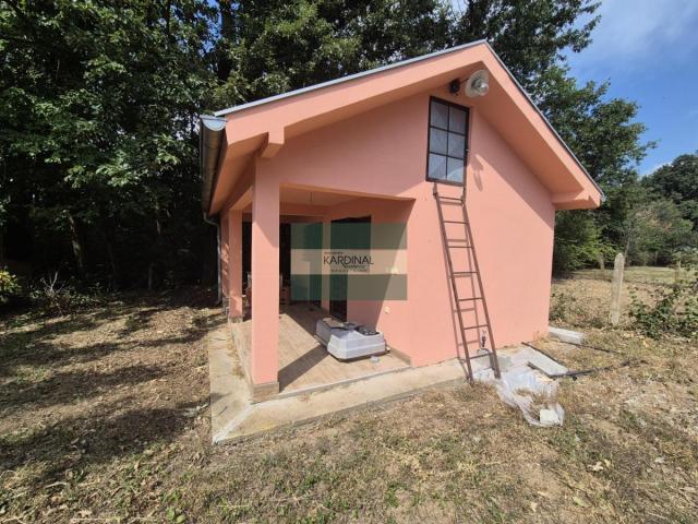 Na prodaju dve vikendice 75m2 + 31m2  na placu od 9,5 ari