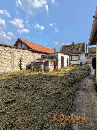 Srbobran, Dve kuće na lepom većem placu u centru