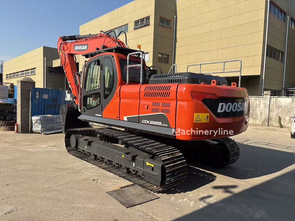 Doosan DX225 bager guseničar