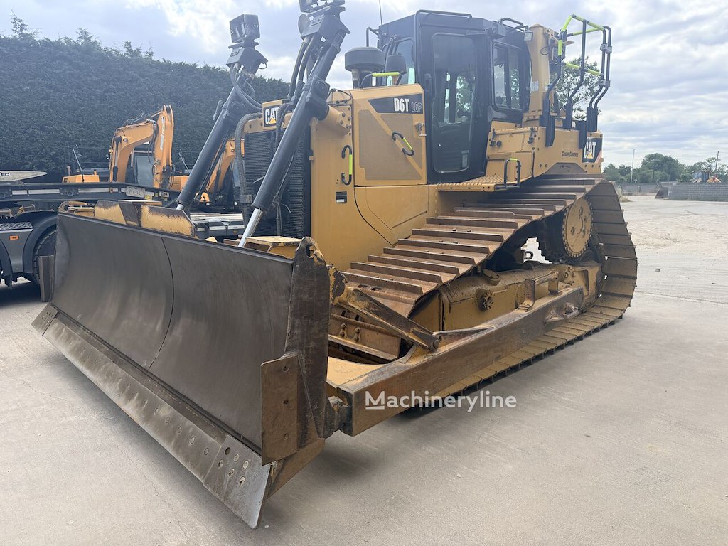 Caterpillar D6 buldožer