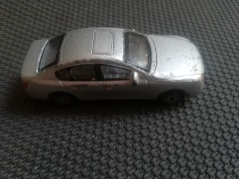 Srebrni BMW 5