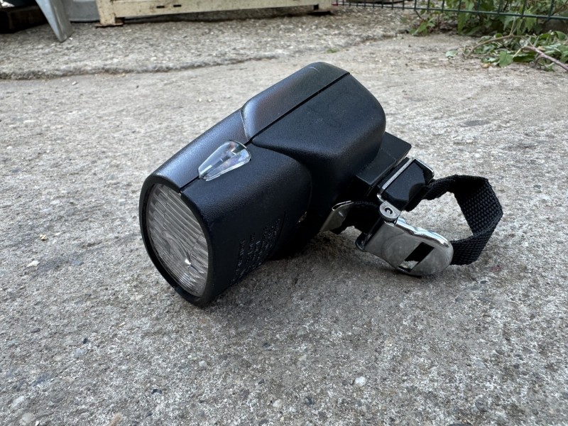 Lampa baterijska crna s držačima