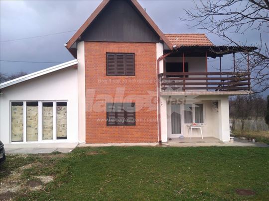 Prodajem kucu na 4km od Arandjelovca, mirno mesto