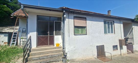 Kuća sa potencijalom u Inđiji – 142 m² na placu od