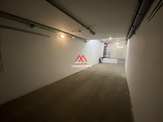 Prostrana garaža - 36m2 - Grbavica