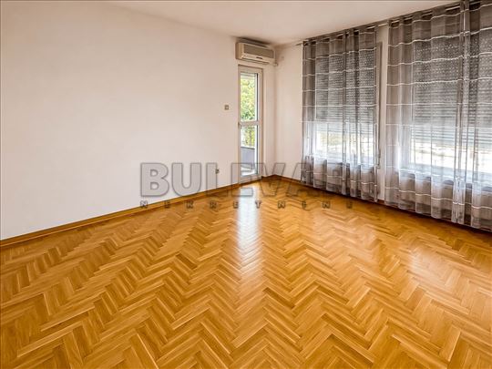 Izdaje se poslovni prostor preko puta Delte, sa pa