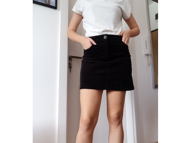 Crna mini suknja