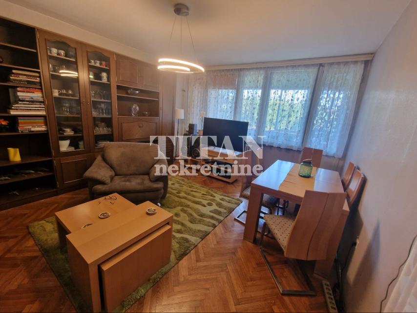 kod Lipovog lada ,uknjizen,odlican 3,5 ID#5752
310.000 €