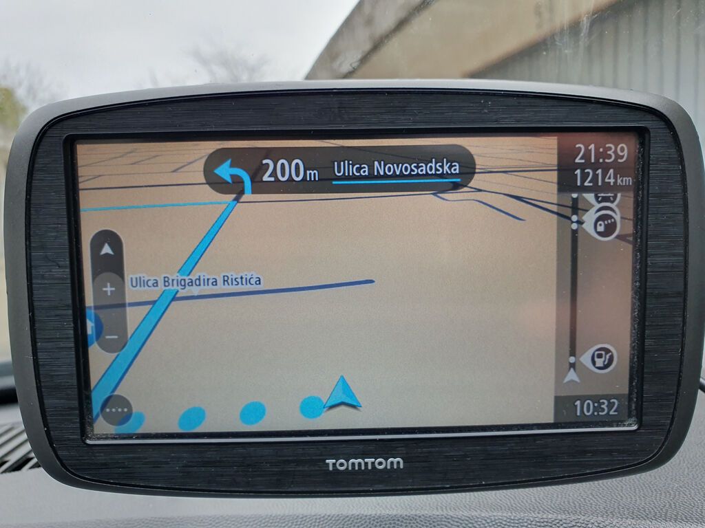 Tomtom navigacija sa velikim preglednim ekranom 6 inča (15,2 cm). U