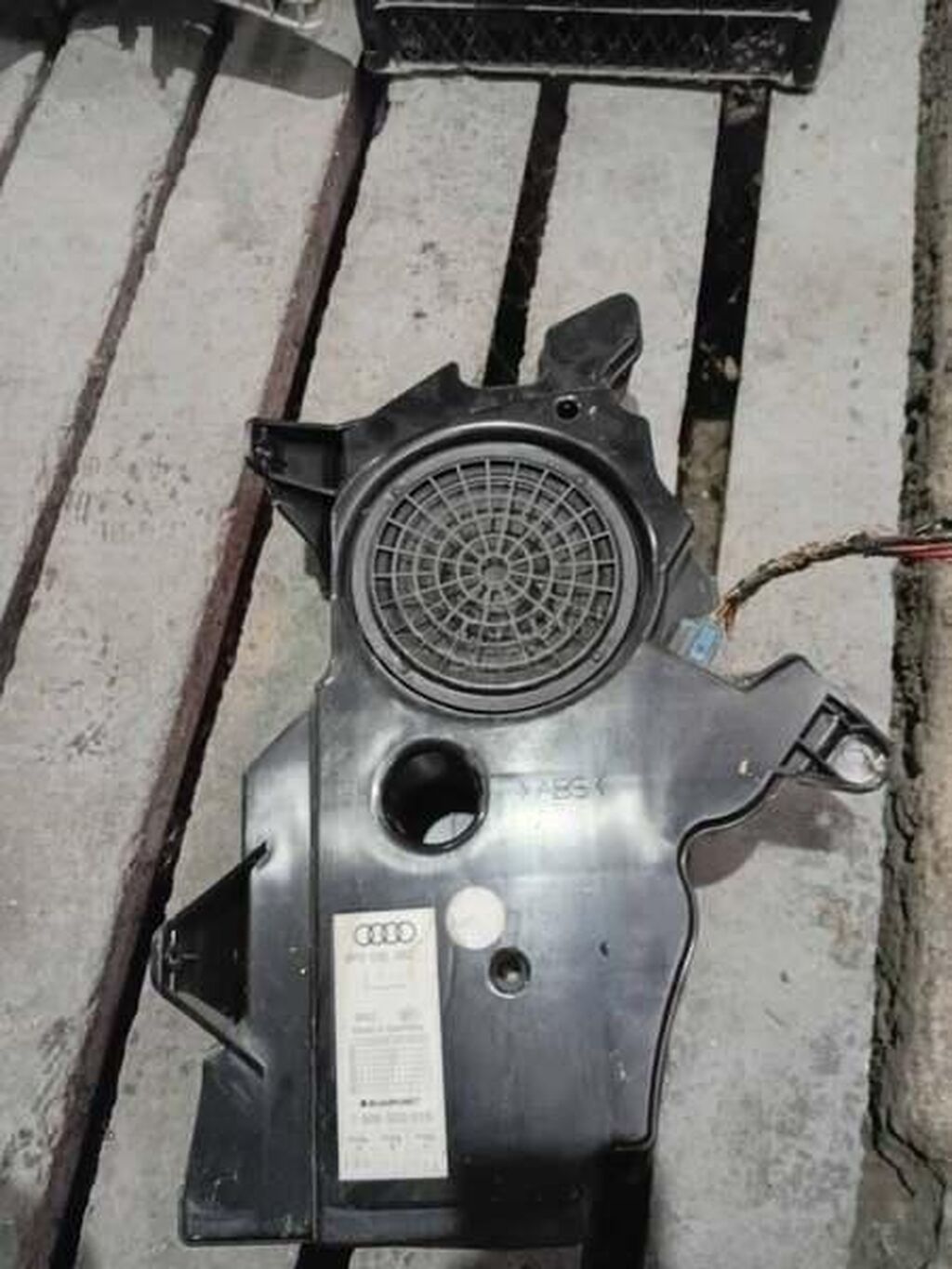 VUFER ZA AUDI A3 | Fabricki vufer za Audi A3 8p,ispravan