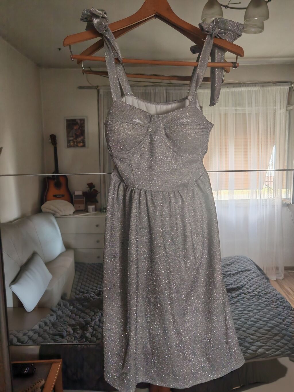 Svečana srebrna haljina sa sjajnim nitima - Model: midi dužina