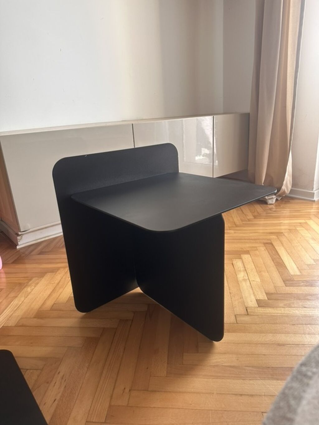 - Materijal: čelični lim - Konstrukcija: ukrštene ploče (X forma) sa