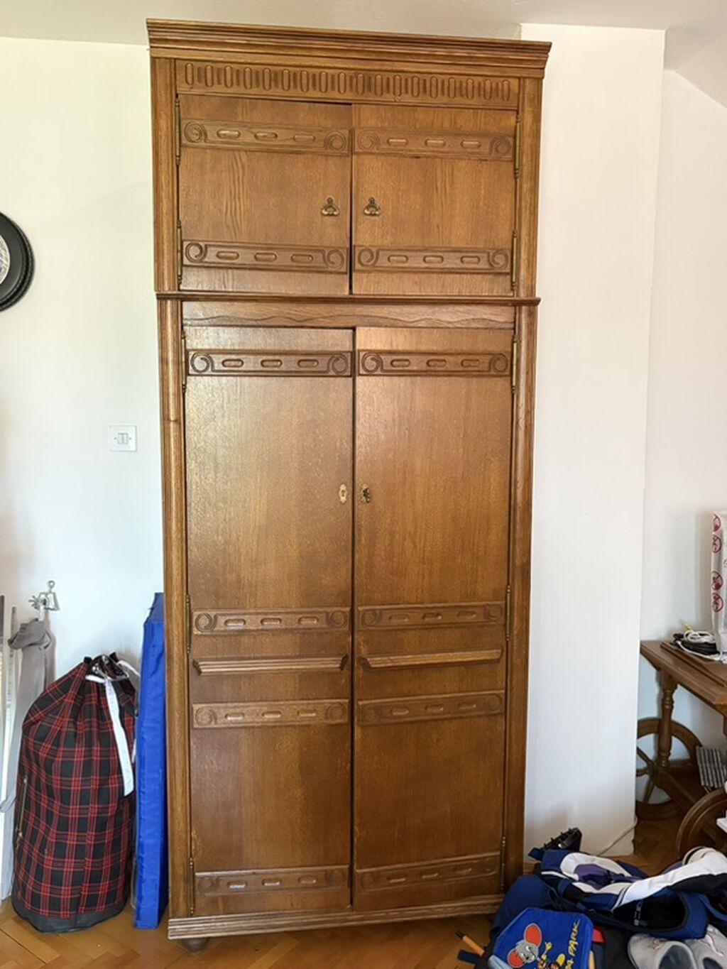 Masivna drvena sekcija/vitrina, klasičnog dizajna - Materijal: puno