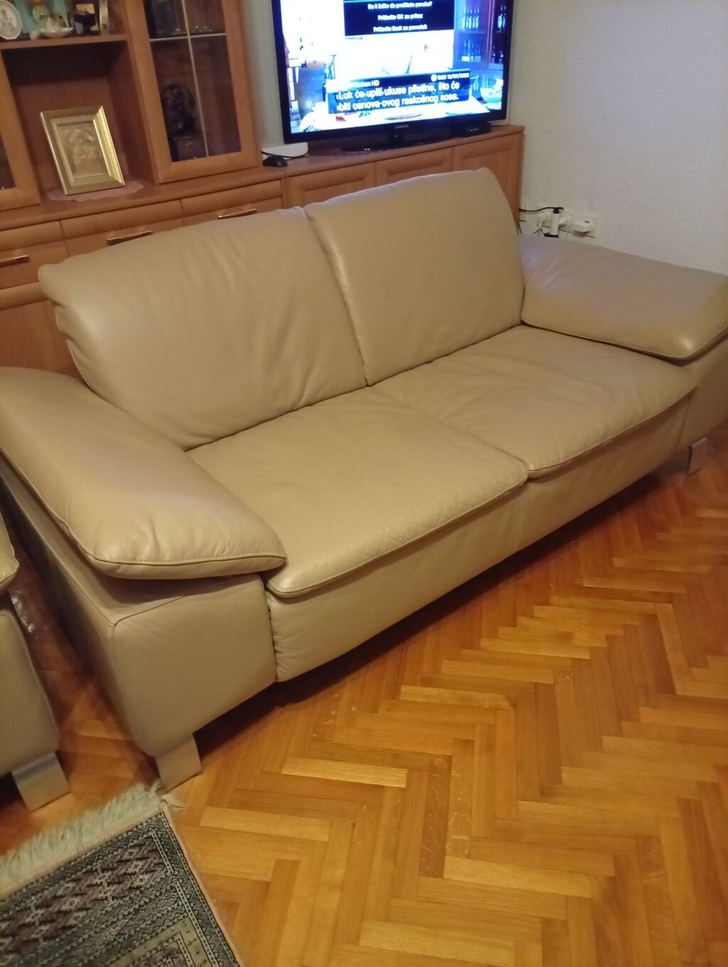 Kožna dvosede/sofa – bež/peščana boja . DVA TROSEDA