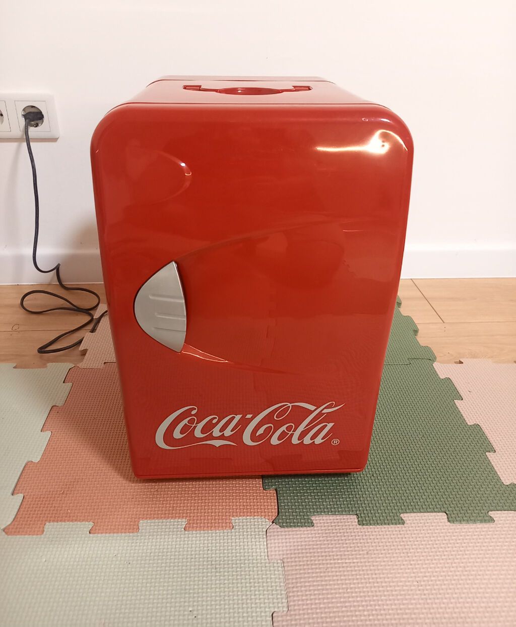 Mini frizider CoCa-COLA Ispravan i solidno ocuvan mini frizider