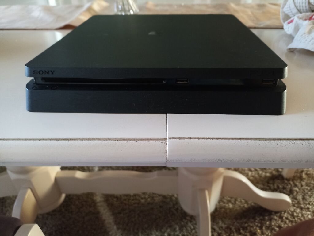 Sony PlayStation 4 Slim konzola (crna) - Model: PS4 Slim - Kompaktan