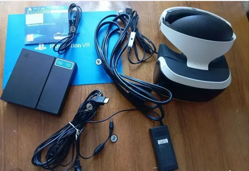 Sony PlayStation VR (PS VR) set za PS4 + kamera Komplet sadrži: - PS