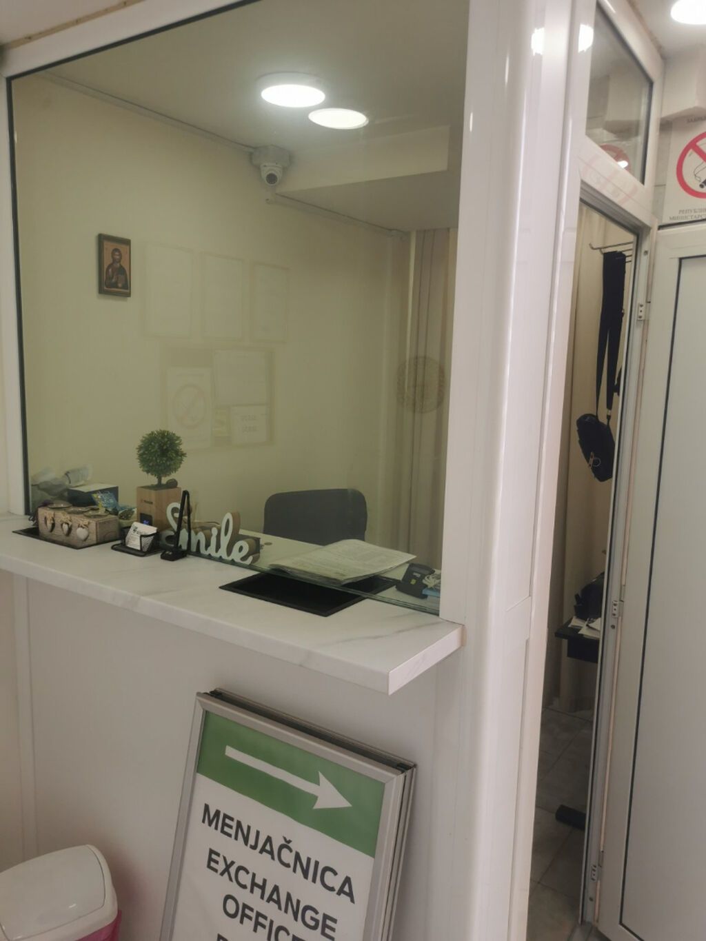 HITNO !!!! Izdavanje potpuno opremljene menjačnice! Pozvati