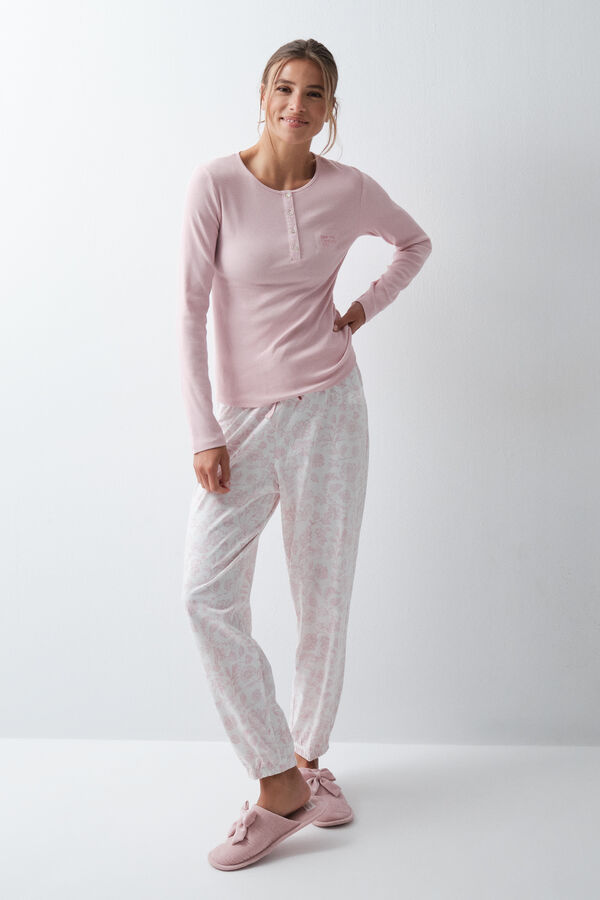 Rosa baumwoll-pyjama lang mit blumenmuster