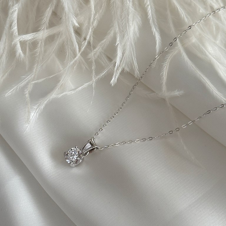 Elegantna ogrlica od belog zlata sa cirkonom