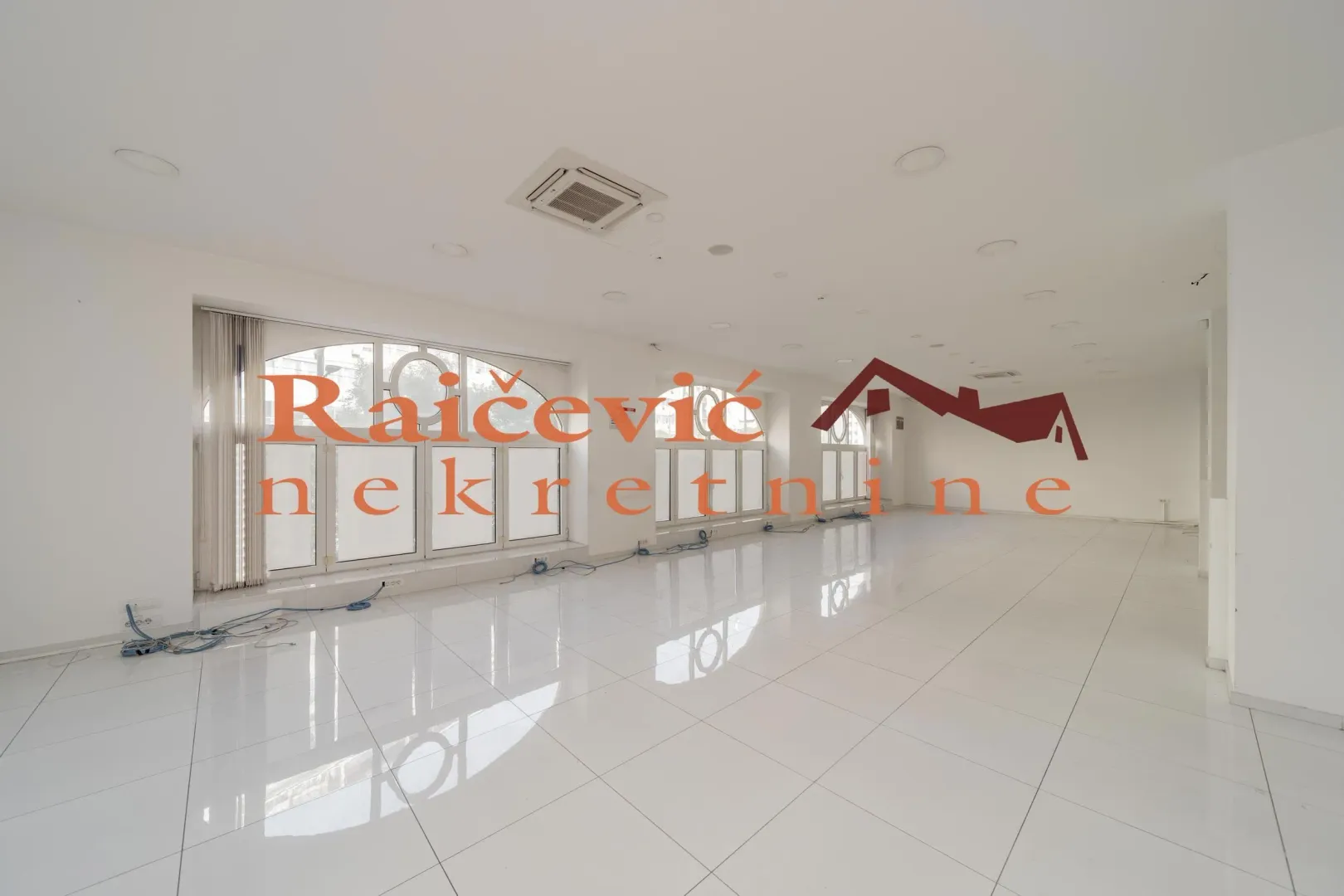 Prodaja, poslovni prostor, 179m², Centar, Stara Pazova