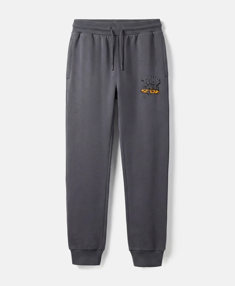 Sportske sive pantalone za dečake sa štampom