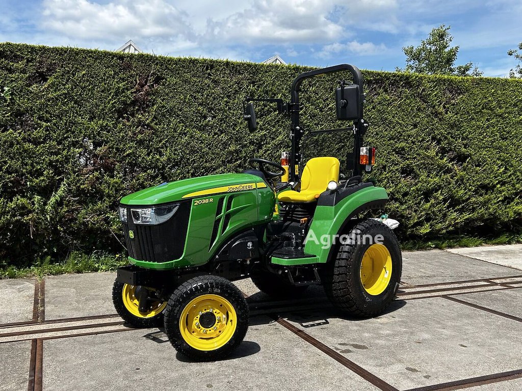 Novi John Deere 2032R mini traktor