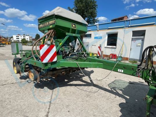 John Deere 750A pneumatska sejalica