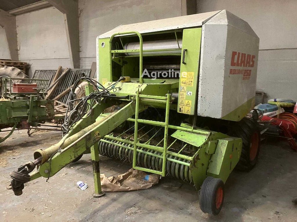 Prodaje se Claas 250 balirku za okrugle bale na aukciji