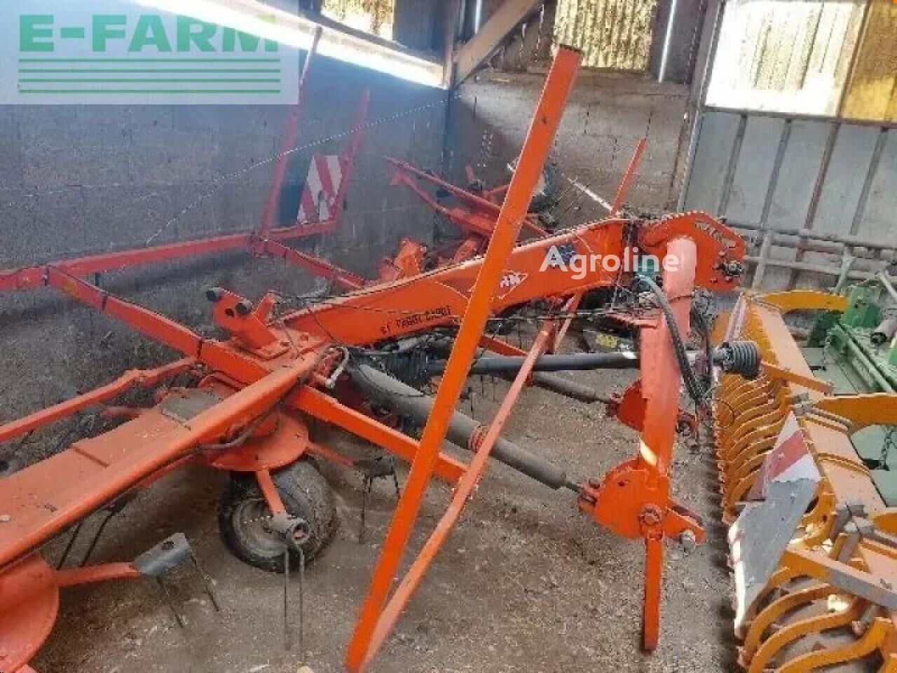 Kuhn gf 8702 prevrtač sena