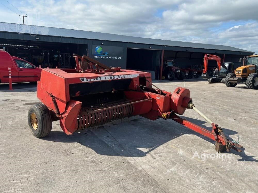 Massey Ferguson 128 balirka za četvrtaste bale