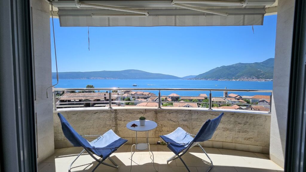 TIVAT, DONJA LASTVA 2 spavaće sobe • 2 kupatila • Garderober • 2 terase • Panoramski pogled na more