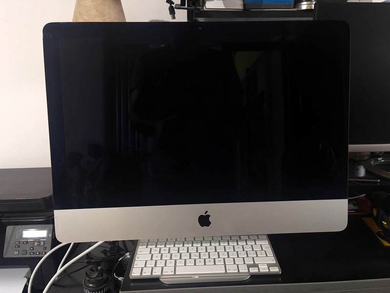 iMac 21.5 Late 2015 i5 8gb memorija 1tb HDD + tastatura