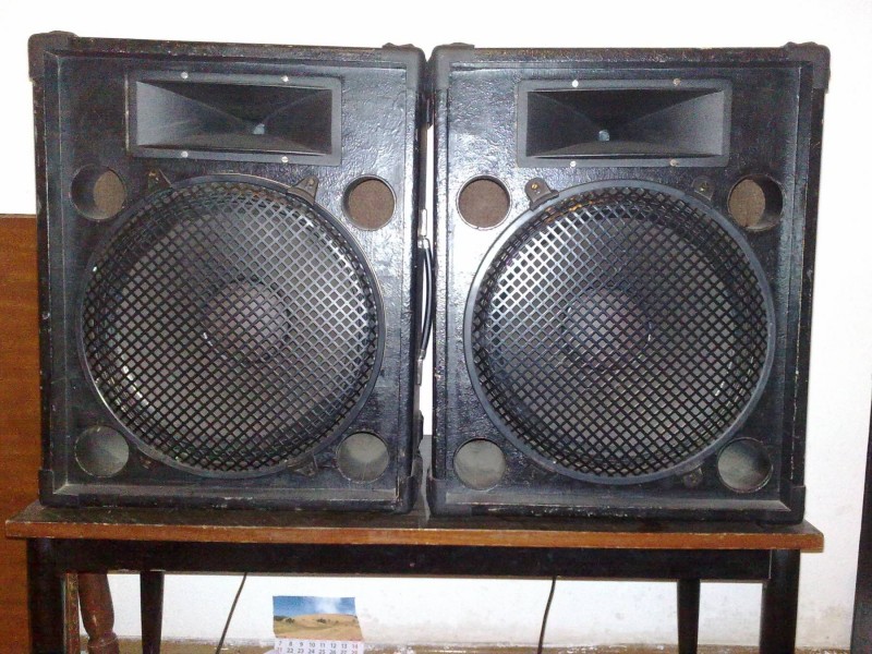Razglasne kutije profi PeaVey Black Widow 152 2 x 850W