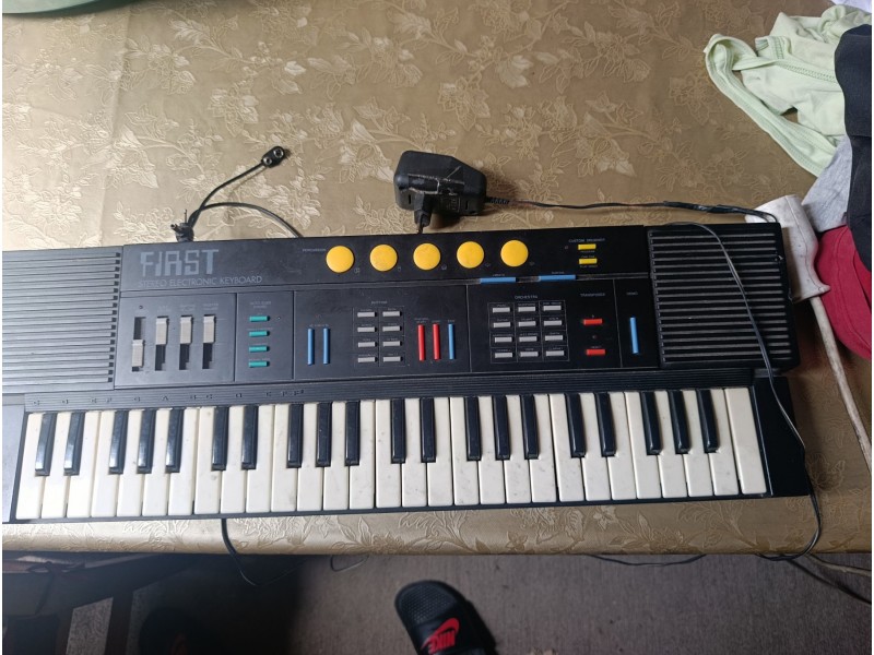 First stereo elektronska klavijatura MC-3A