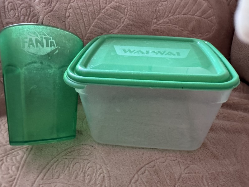 Plastična posuda i čaša