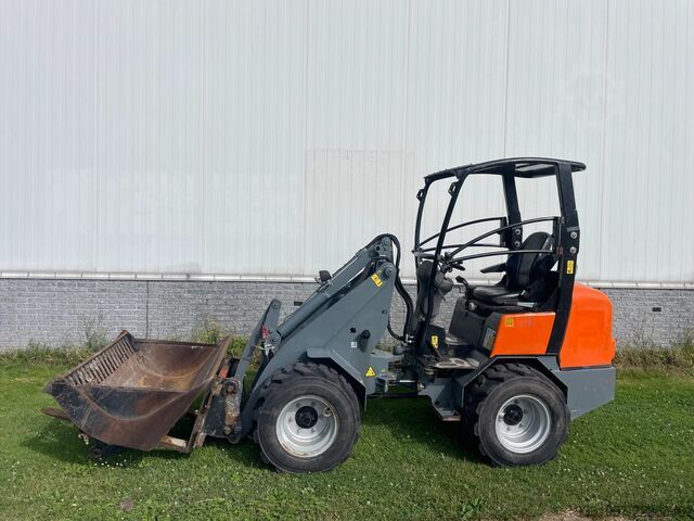 Punilac
Giant 337T kniklader shovel