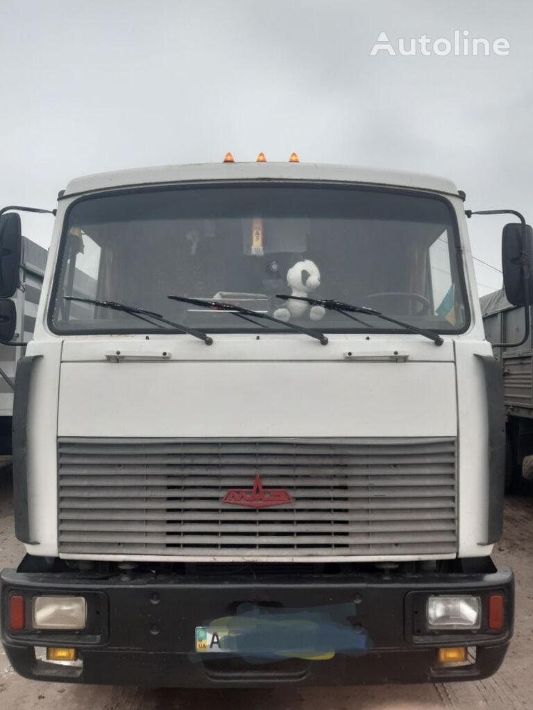 MAZ 630305 kamion s ravnom platformom + prikolica sa ravnom platformom