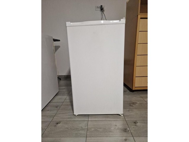 Frizider Tesla mali