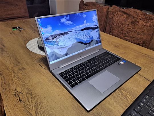 Medion 17.3/ 16GB / SSD 512GB / i5- 11 Gen
