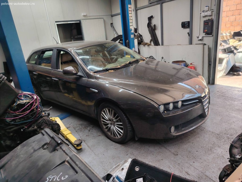 ALFA ROMEO 159 DESNO KRILO KOD BOJE 581 ORIGINALNI DELOVI M