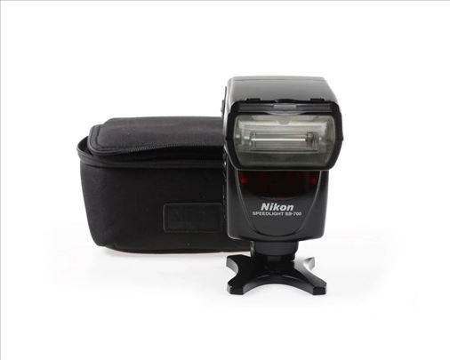 Nikon SB-700 blic + Duracell punjač i 4 baterije