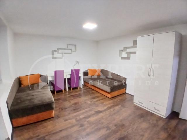 Izdaje se nameštena soba sa sopstvenim kupatilom, 20m2, grejanje na struju