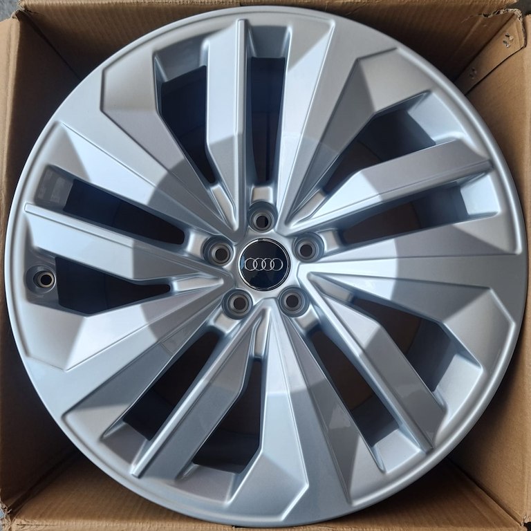 ORIGINAL ALU FELNE ZA AUDI
9j x20 et20 5x112