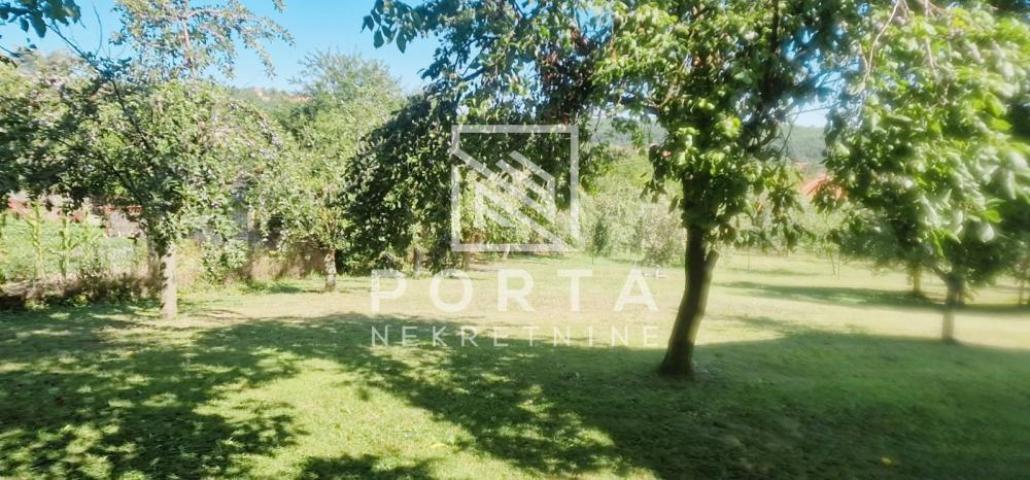 Porodično imanje sa dve kuće na 19 ari – Parcani, pored Beograda ID#1657