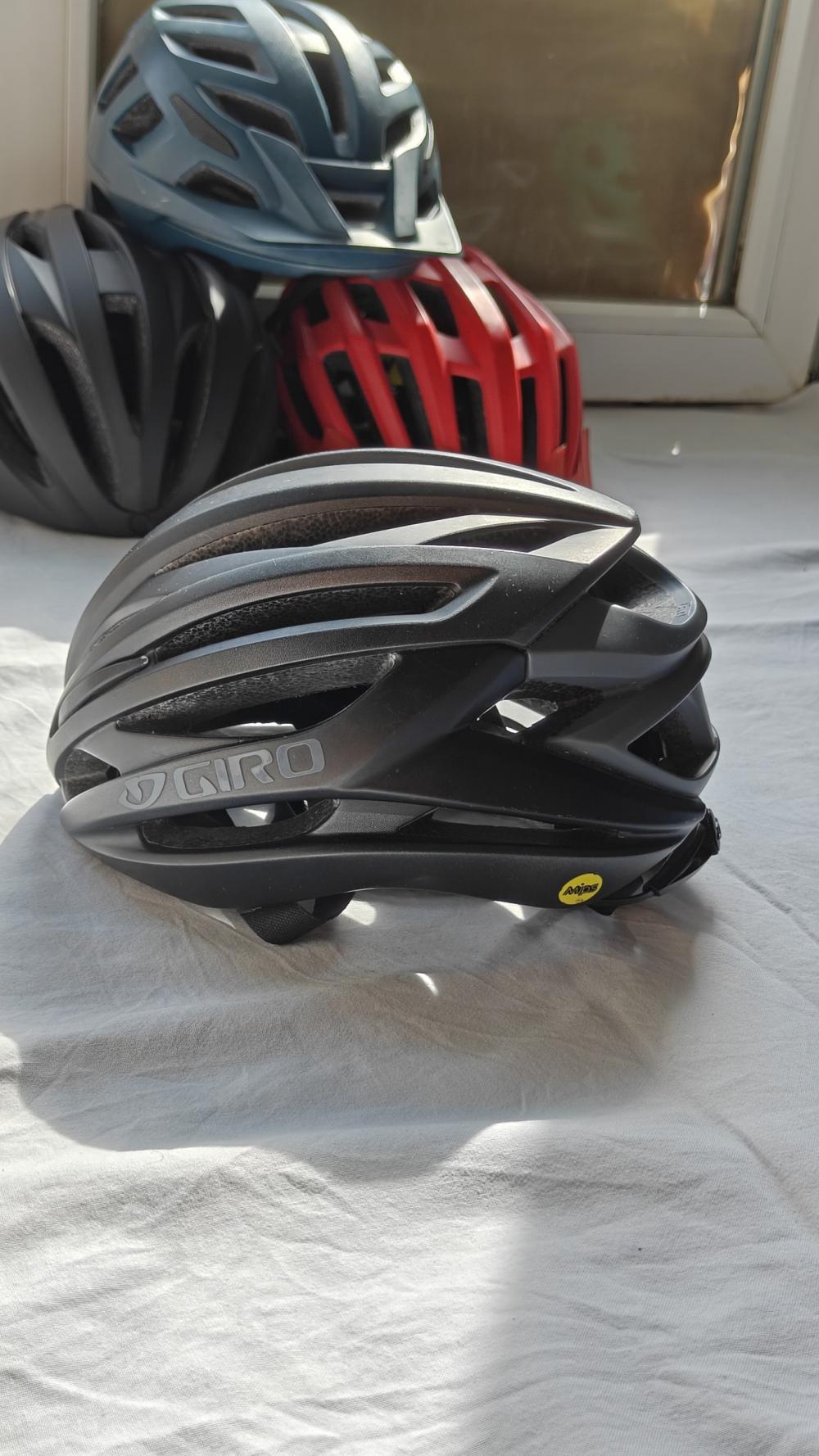 Giro Artex MIPS mat crna MTB kaciga