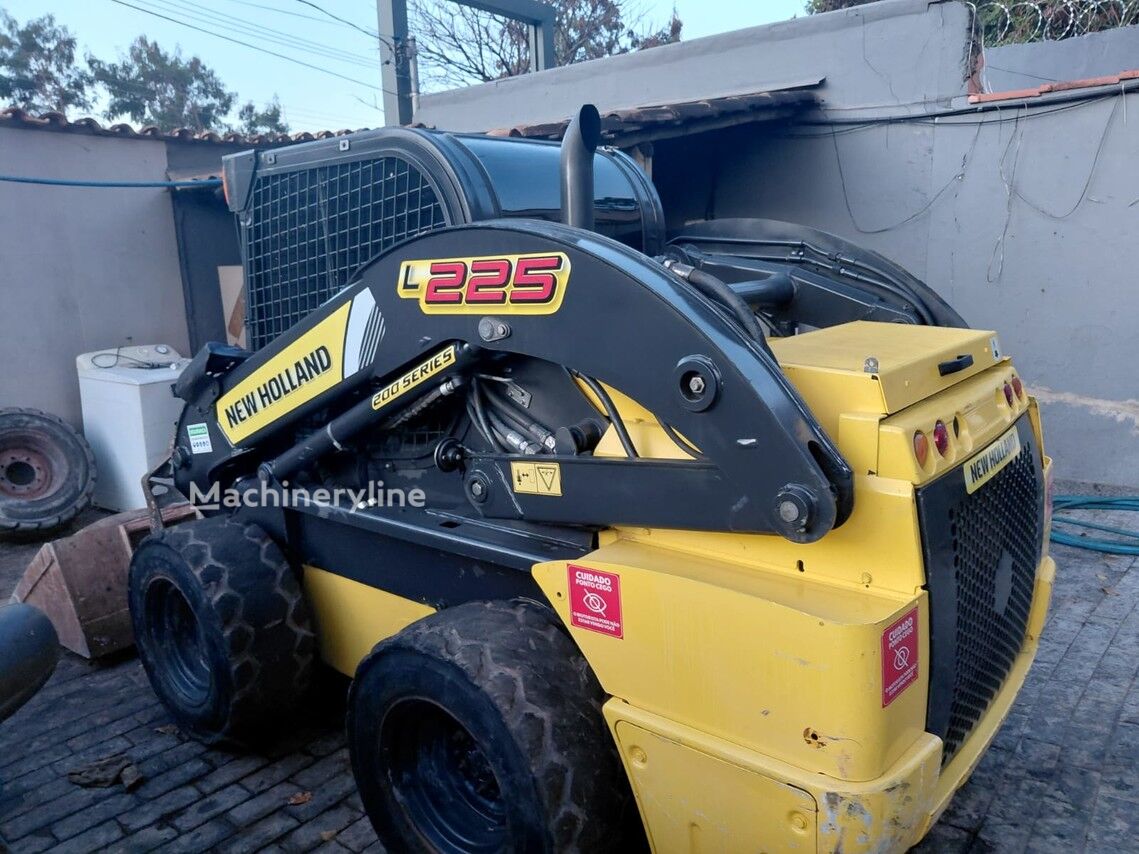 Novi New Holland L225 mini utovarivač