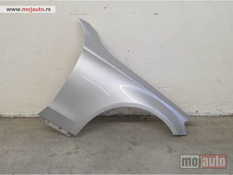 Mercedes / C / W205 / 2014-2021 / Desno krilo / Blatobran / ORIGINAL