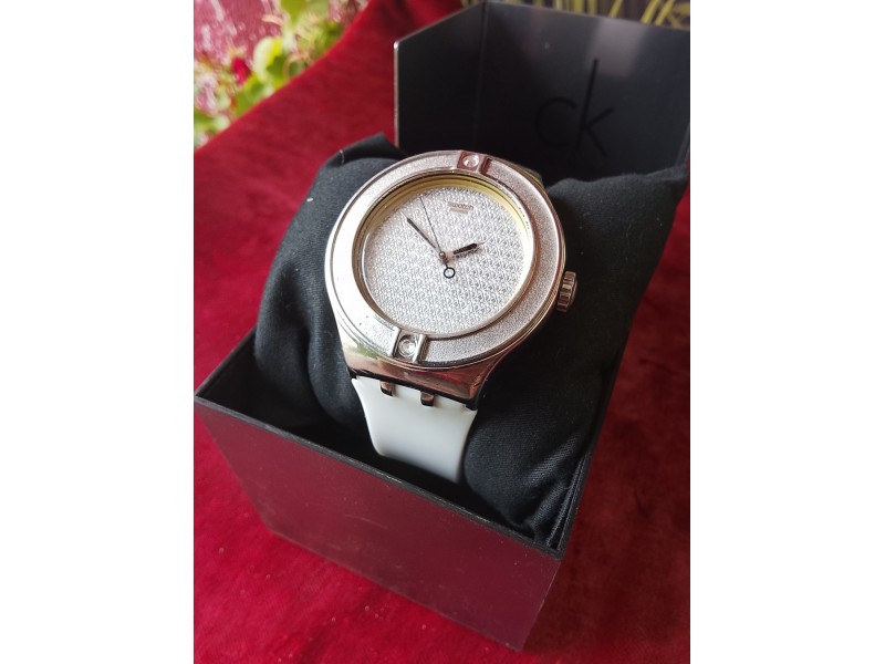 SWATCH IRONY ZENSKI RUCNI SAT PRELEP KRISTALI BELI KAIS