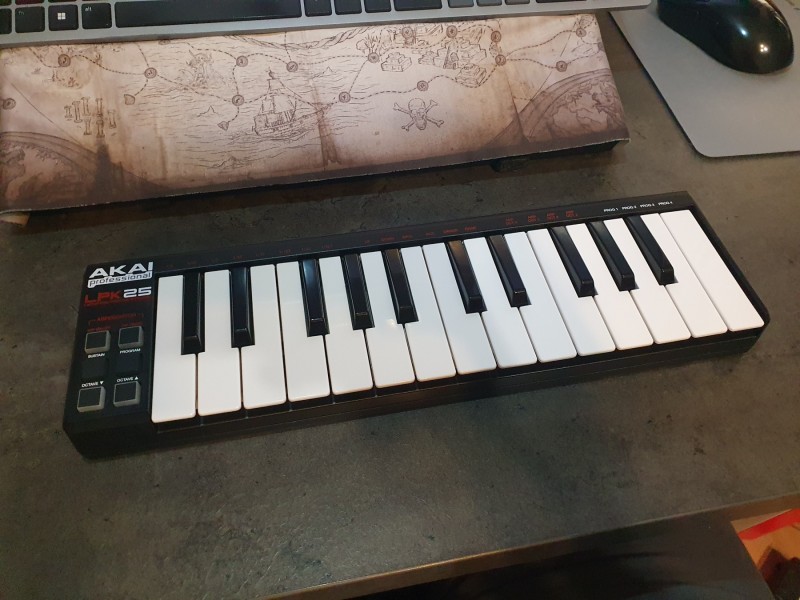 Akai LPK25